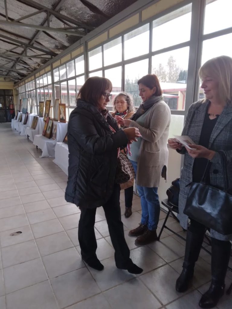 Ex apoderada del colegio exhibe impresionante muestra de pinturas ...