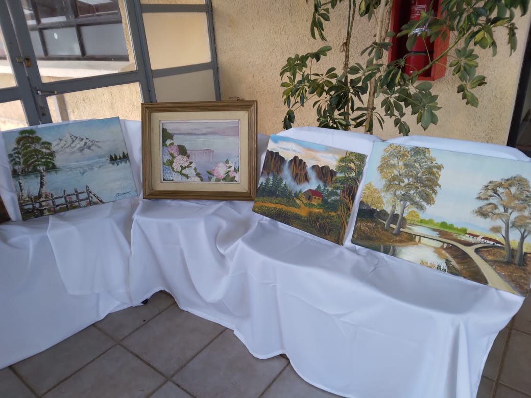 Ex apoderada del colegio exhibe impresionante muestra de pinturas ...